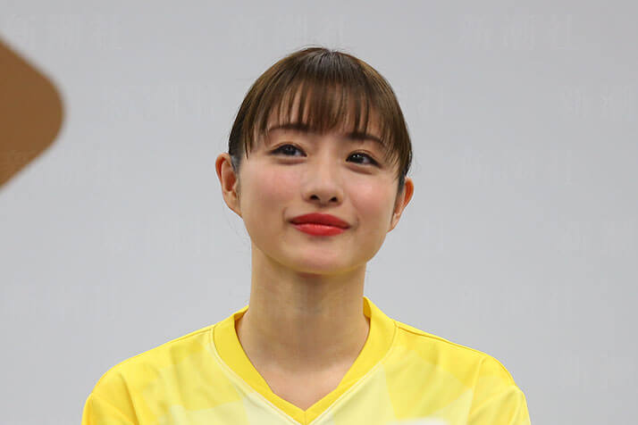 「石原さとみ」エリート夫が「創価学会に入ったんだよね」 義父は受け入れ姿勢 | デイリー新潮