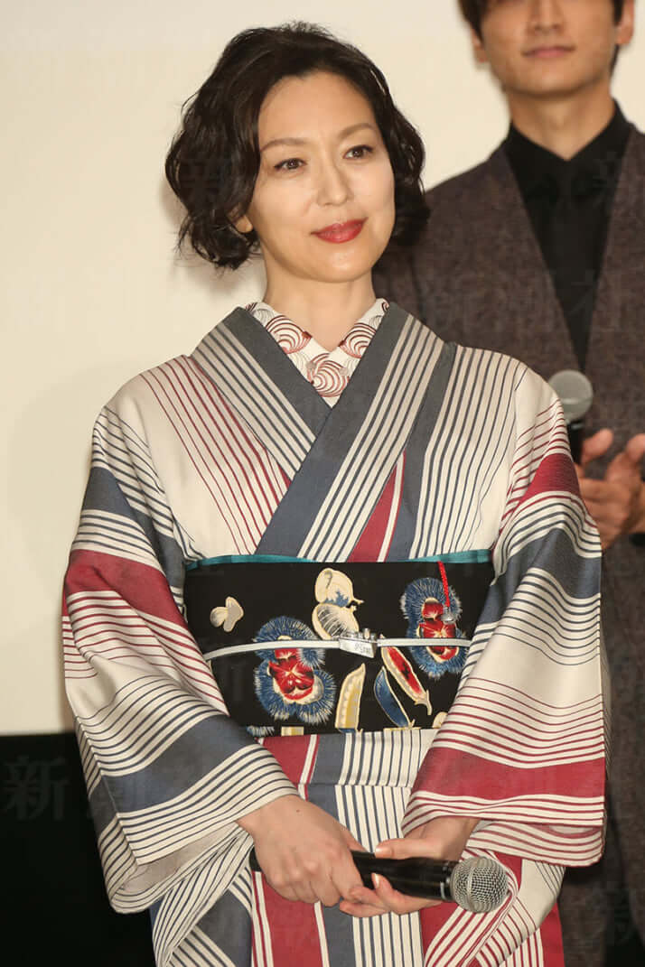 平凡な主婦から酒と男にだらしないシングルマザーまで… 若村麻由美の演技力を堪能する夏(写真3) デイリー新潮