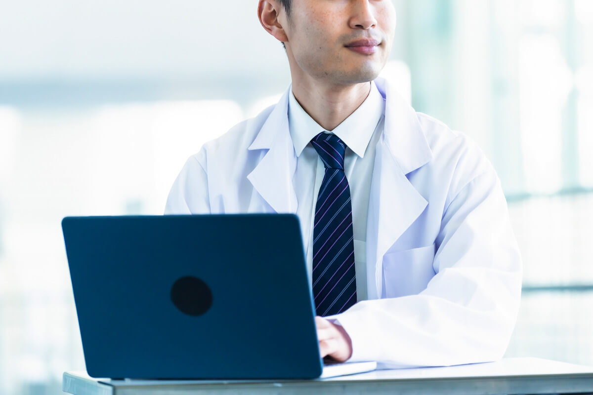 オンライン診療に抵抗感を持つのは「古い人間」なのか 現役医師が指摘する効率の落とし穴 | デイリー新潮