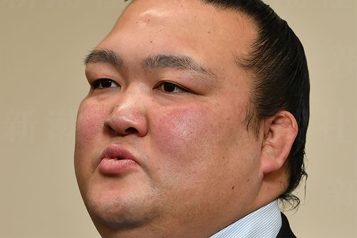 「肛門に酒瓶を突っ込み…」「床には尿が水たまりに」 二所ノ関部屋の驚くべき“風紀崩壊”の実態 「10代の後輩から大金をカツアゲ」 | デイリー新潮